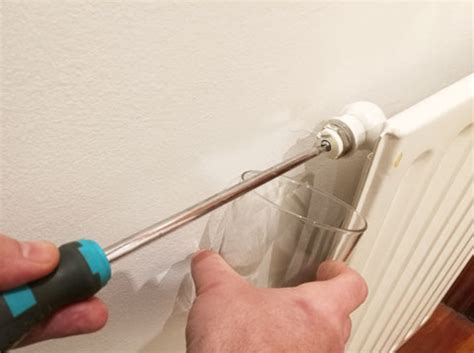 Cómo purgar un radiador de calefacción | Fontaneros Madrid