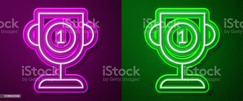 보라색과 녹색 배경에 격리 빛나는 네온 라인 어워드 컵 아이콘 우승자 트로피 기호입니다 챔피언십 또는 대회 트로피 스포츠 업적 표지판 벡터 일러스트레이션 1위에 대한 스톡