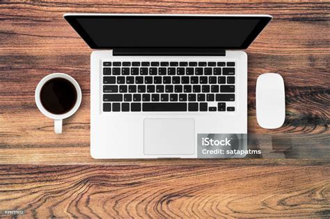 사무실 데스크 탑 보기 노트북 커피와 마우스 평면 레이아웃입니다 노트북에 대한 스톡 사진 및 기타 이미지 노트북 목재 재료