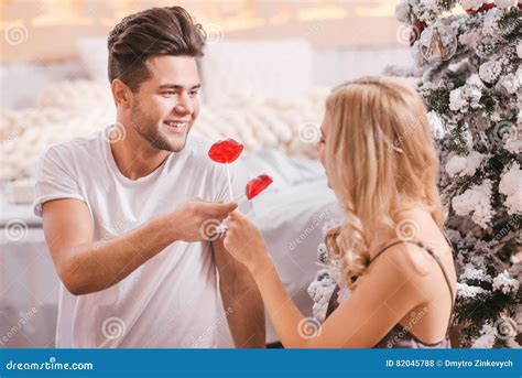 Angenehme Junge Paare Die Einander Betrachten Stockfoto Bild Von