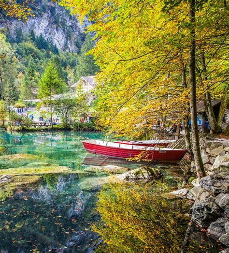Blausee Suisse Bateaux Et Feuillage Rouges Dautomne Image Stock