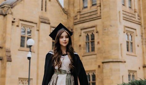7 Inspirasi Soft Glam Makeup untuk Wisuda, Tampil On Point