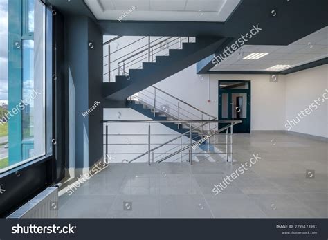 비상 계단 39427개가 넘는 로열티 프리 라이선스 대상 스톡 사진 Shutterstock