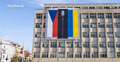 На здании МВД Чехии в Праге вывесили плакат с Путиным в черном мешке ...