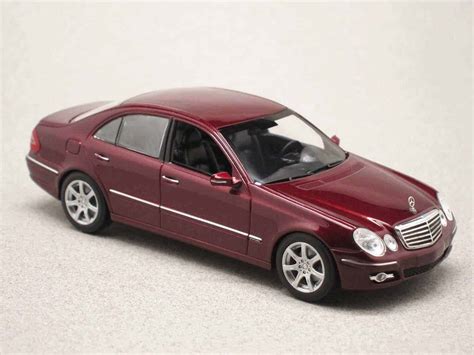 Mercedes Classe E W211 Bordeaux Maxichamps 143e Minicarweb