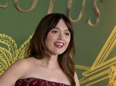 Aimee Lou Wood Fans Defend Her From Teeth Comments Pubity