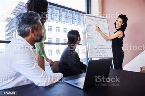 회의실에서 동료들에게 마케팅 프리젠 테이션을하는 웃는 젊은 사업가 가리키기에 대한 스톡 사진 및 기타 이미지 가리키기 경영자 계획 Istock