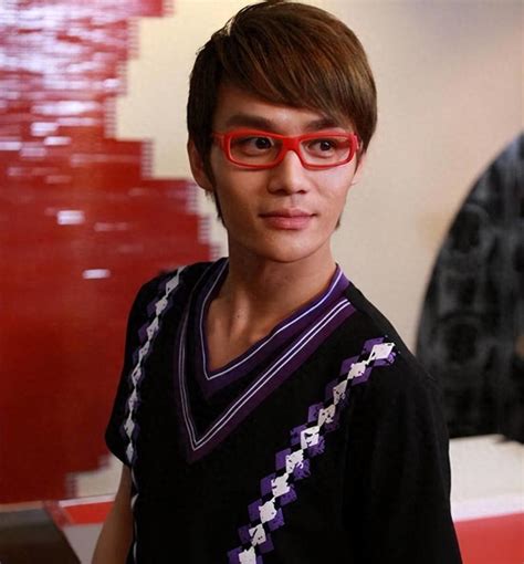 演员王凯近况曝光，穿蓝色西装身材消瘦，换新发型感觉没以前好看