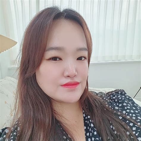 엑소리젠 한미선 작은 눈 크게 뜨기~😃 ⠀ 흐린 날을 좋아하긴 하지만 습한 건 너무 싫어요~😁