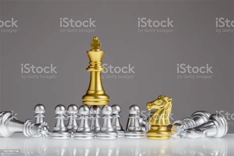 황금 체스 왕은 실버 폰에 눈에 띄다 King은 게임 성공 전략 승리 승리 체크메이트 컨셉 리더십 및 비즈니스 전략 계획 성공을