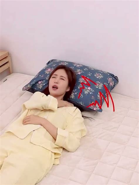 팔베개 해야 되는데 팔이 저려 고민이라면🤣 둘이눕게 Youtube