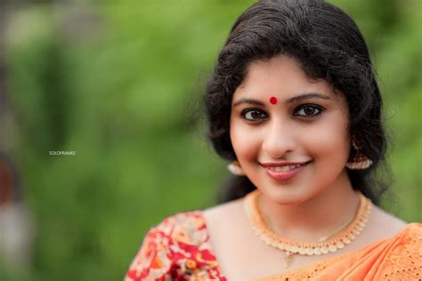 Aparna Devi చెంగావి రంగు చీరలో కైపెక్కిస్తున్న అపర్ణా దేవి Namasthe Telangana