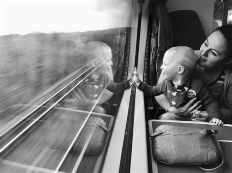Mujer Con Hijo Viajando En Tren Foto Premium
