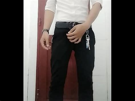 Trai thẳng sục cu trong toilet XNXX