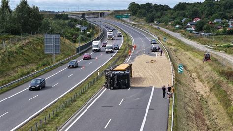 Z Ciężarówki Wysypał Się Piasek Niecodzienny Wypadek Na S6 Rmf 24