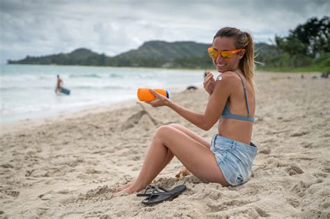 여름 해변에서 젊은 여성은 그녀의 얼굴과 몸에 자외선 차단제를 적용 피부에 보호 가냘픈에 대한 스톡 사진 및 기타 이미지 가냘픈 관광객 모래 Istock