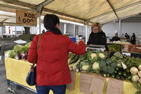 Prodavači I Kupci Strpljivi Na Tržnici Bez Problema Prolaze I Euri I