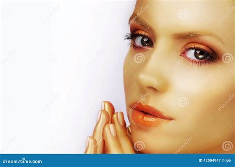 Chiuda Sul Ritratto Della Giovane Donna E Delle Unghie Manicured