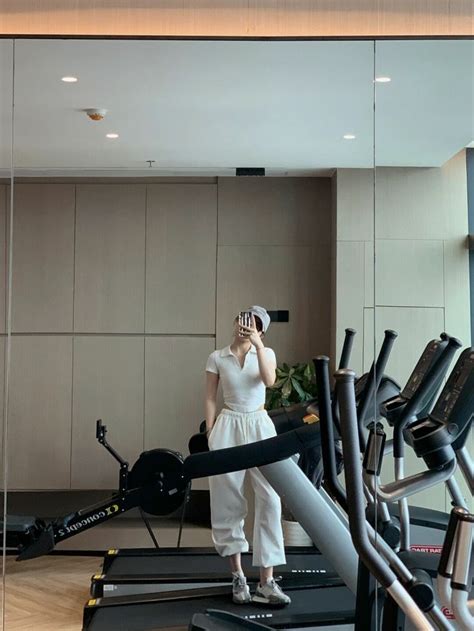 pin oleh belinda di manifest fast mode wanita pemotretan wanita