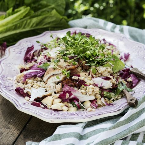Kycklingsallad Med Rosésallad Och Caesardressing