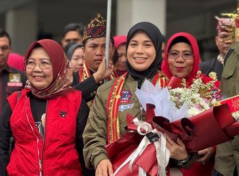 Ganjar Pranowo Unggul di Debat Ketiga Pilpres 2024, Atikoh: Saya Bangga! : Okezone News