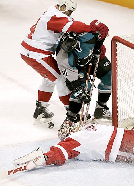 Cheechoo Keeps Sharks On Track Daily Mail Online