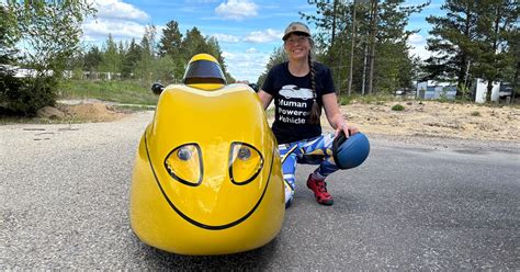 Anna Lena Trivs I Sin Gula Velomobil ”belöningen är Nedförsbackarna” Svt Nyheter