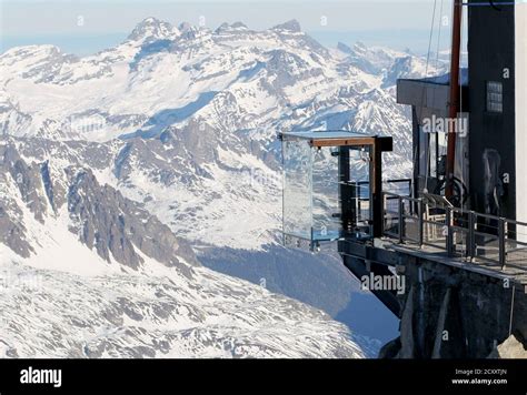 The Aiguille Du Midi Skywalk Fotos Und Bildmaterial In Hoher