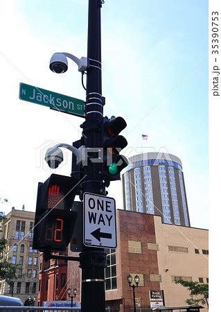 アメリカの道路標識 歩行者信号と一方通行の写真素材 35390753 Pixta