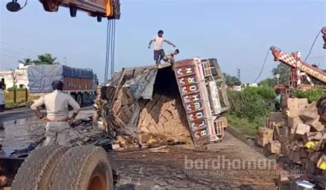 জাতীয় সড়কে ভোজ্যতেল বোঝাই ট্রাক উল্টে বিপত্তি Bardhaman Durgapur