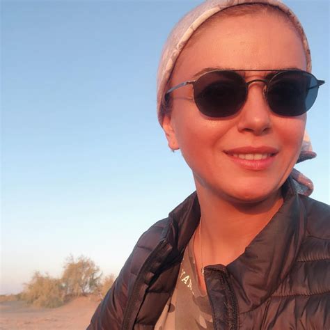 عکس خوابیدن خانم بازیگر شبنم فرشادجو” در کویر مرنجاب