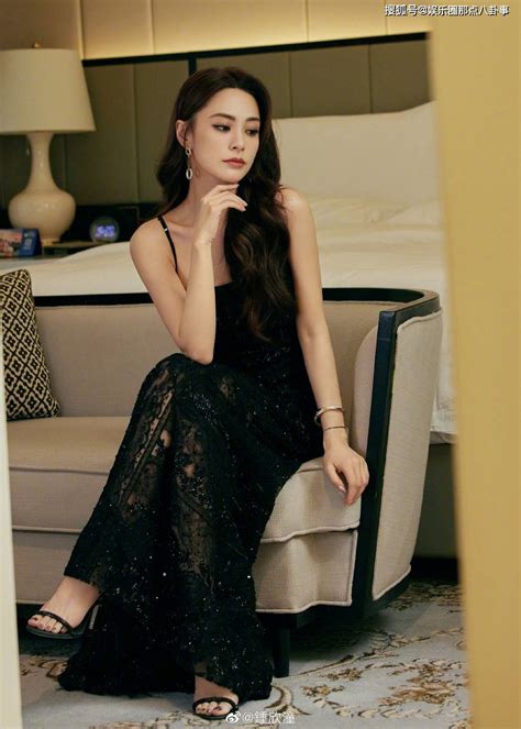 钟欣潼穿吊带黑裙披卷发 托腮甜笑好迷人 搜狐大视野 搜狐新闻
