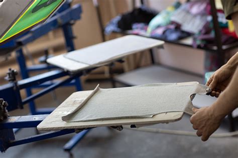 의류 공장에서 인쇄 를 준비하고 천 세리그래피 실크 스크린 인쇄 공정을 적용하십시오 공장 산업 건물에 대한 스톡 사진 및 기타 이미지 공장 산업 건물 누워있기 디자인