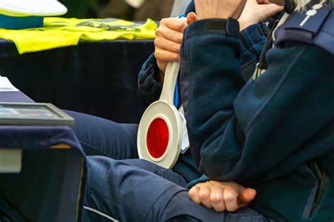 차량을 멈추고 교통을 안내하기 위해 막대 사탕을 들고 있는 경찰관들 손에 교통 통제 방패를 들고 있는 여경 제복을 입은 폴란드