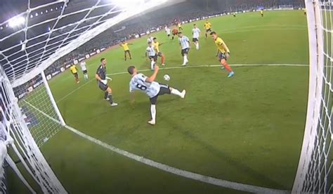 As Fue El Enfrentamiento Entre Dibu Mart Nez Y Miguel Borja En Pleno Partido Colombia