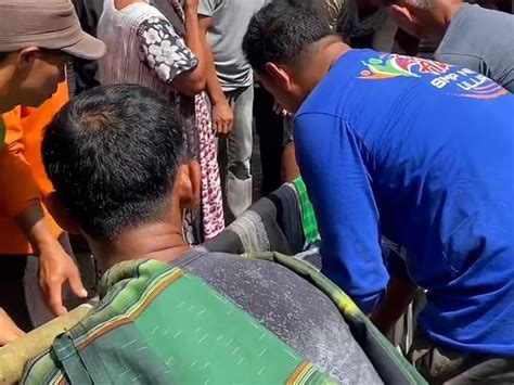 Missing Indonesian Woman Found Eaten Alive By Giant Python Photos 45