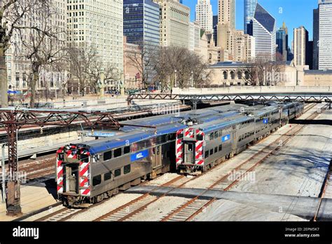 Chicago Illinois Usa An Inbound Metra Commuter Train Arriving Along