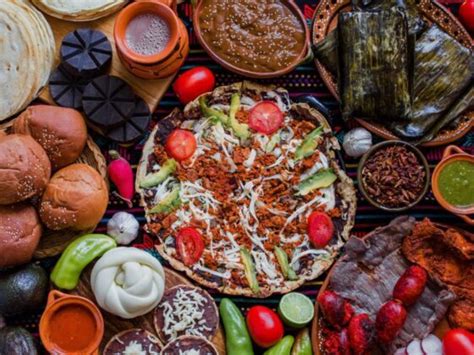 Tlayudas La Reyna De La Comida Callejera Oaxaqueña