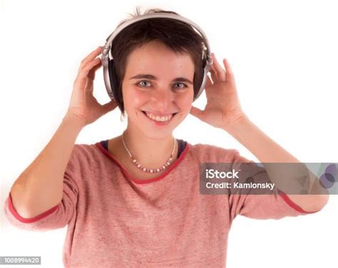 젊은 성인 여자 짧은 머리 빨간 가기 다른 포즈 흰색 바탕에 파란색 청바지와 다양 한 표정 격리 하지 20 29세에 대한 스톡 사진 및 기타 이미지 Istock