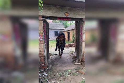 儿子再不孝，父母都会为他引路父母儿子都会