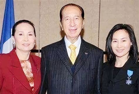 赌王何鸿燊去世一年才下葬，不是因为风水，而是与李嘉诚妻子有关 意浏娱乐