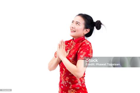 아시아 여자 중국 입고 축 하의 제스처와 치파오 드레스 손을 함께 인사말 또는 그분에 가져오고 중국 신년 축제 신년 축 하를 고립에 미소 고대의에 대한 스톡 사진 및 기타