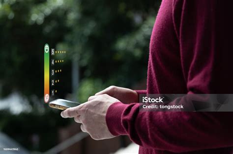 고객 만족 개념 긍정적인 감정 행복한 미소 얼굴 아이콘과 복사 공간 피드백 설문 조사 표준 품질이 있는 별 다섯 개를 만지는 손