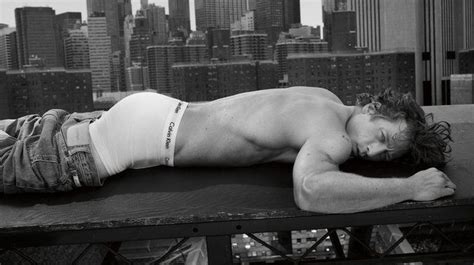 Jeremy Allen White Parece Estar Constrangido Com Ensaio Para Calvin