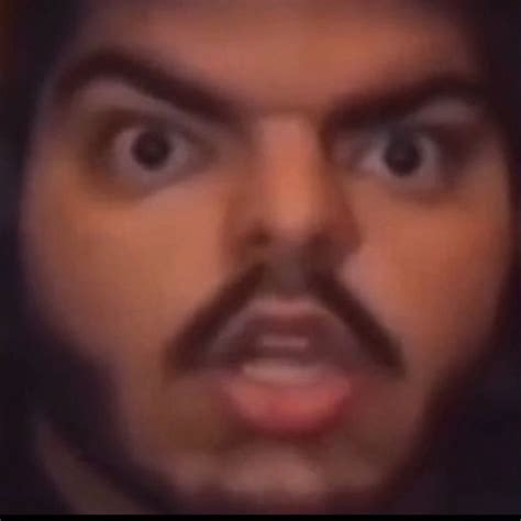 لاما اخوي يقومني من النوم وانا مسويه نفسي نايمه واخوي طلع قافطني من زمان بس ساكت لي عند امي الحمدالل