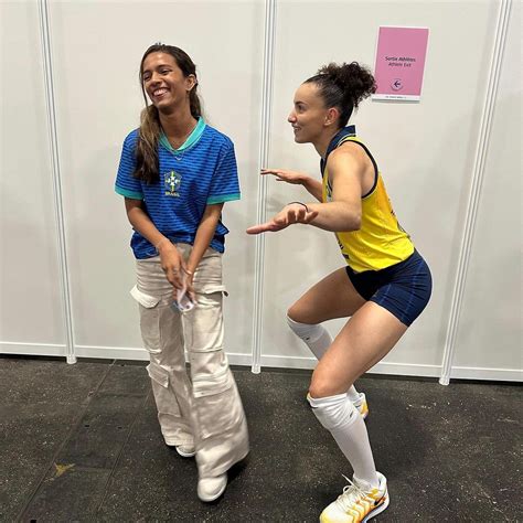 Após Vitória Do Vôlei Feminino Rayssa Leal E Gabi Guimarães Se Abraçam Encontrinho Nos