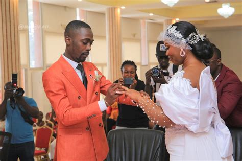 Coin Du Bonheur Roseline Layo Et Gnahou David Se Disent Oui à La Mairie De Cocody