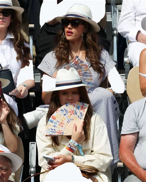 زن نامرئی چهار شگفت انگیز انگار با دخترش دوقلو استجسیکا آلبا ۴۲ ساله