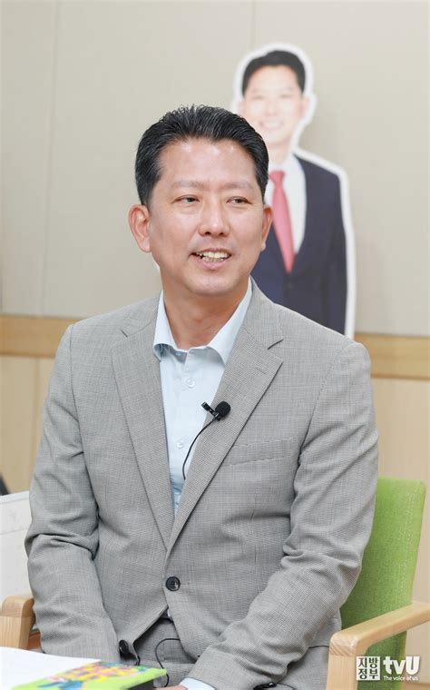 4조 원 넘는 기업 투자 유치 성과 ‘새 희망 구미 시대 변화 이끄는 김장호 구미시장 4조 원 넘는 기업 투자 유치 성과 ‘새 희망 구미 시대 변화 이끄는 김장호 구미시장