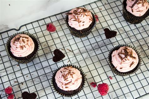 Chocolade Cupcakes Met Frambozen Recept De Kokende Zussen